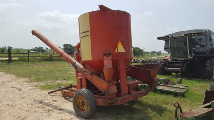 Farmhand F81C Hay and Forage Grinders/Mixers for Sale | Tractor Zoom