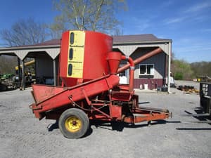 SOLD - FARMHAND FEEDMASTER GRINDER MIXER Hay and Forage | Tractor Zoom