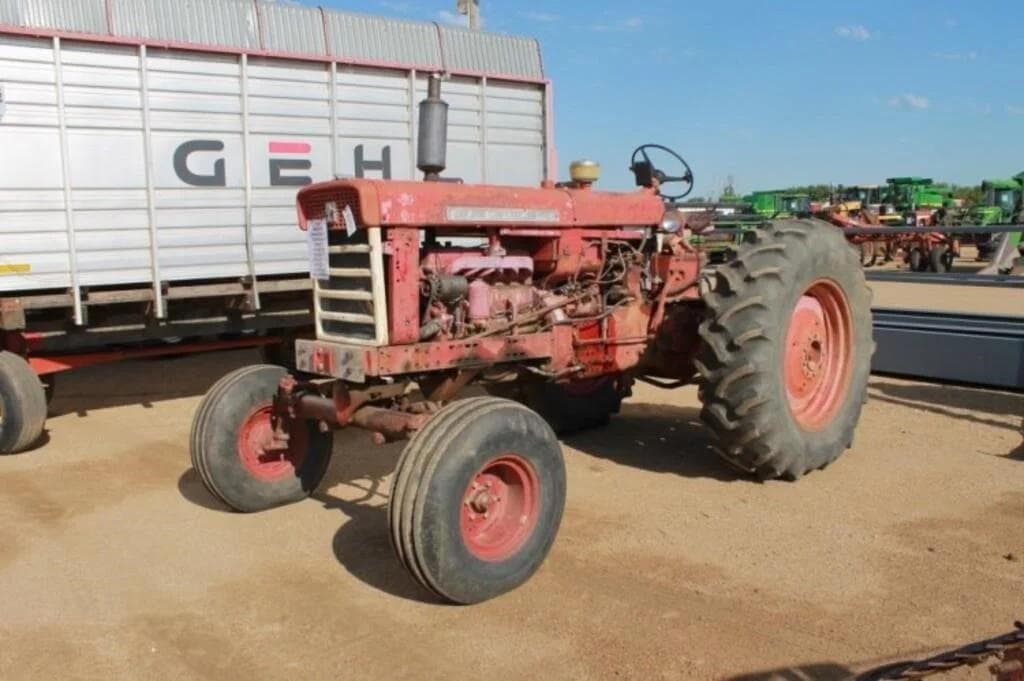 Tractor Zoom - 1960 International Harvester 560