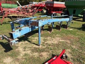 SOLD - Ford 152 Lot No. 152 Tillage with 5 Bottoms | Tractor Zoom