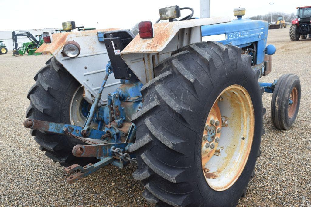 Tractor Zoom - Ford 5900