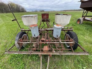 SOLD - Gandy 901-2 Lot No. 6699 Planting with 2 Rows | Tractor Zoom
