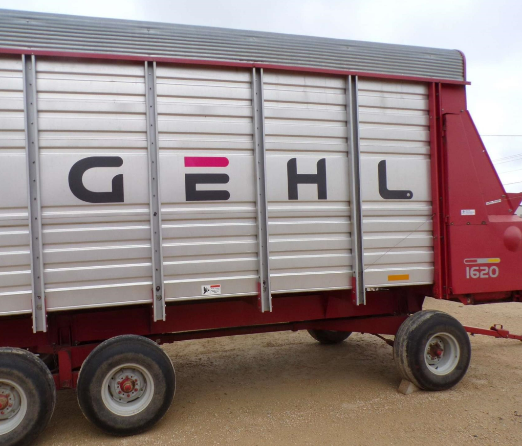 SOLD - Gehl 1620 Harvesting Forage Wagons | Tractor Zoom