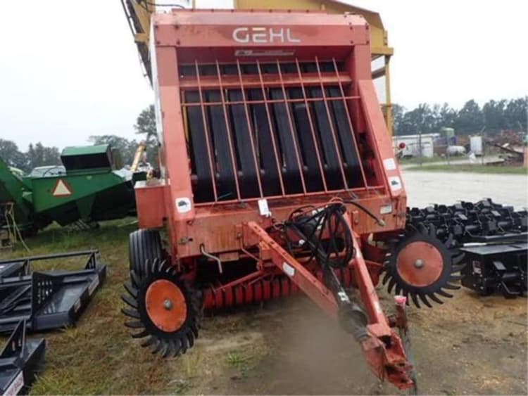 SOLD - Gehl 1875 Hay and Forage Balers - Round | Tractor Zoom