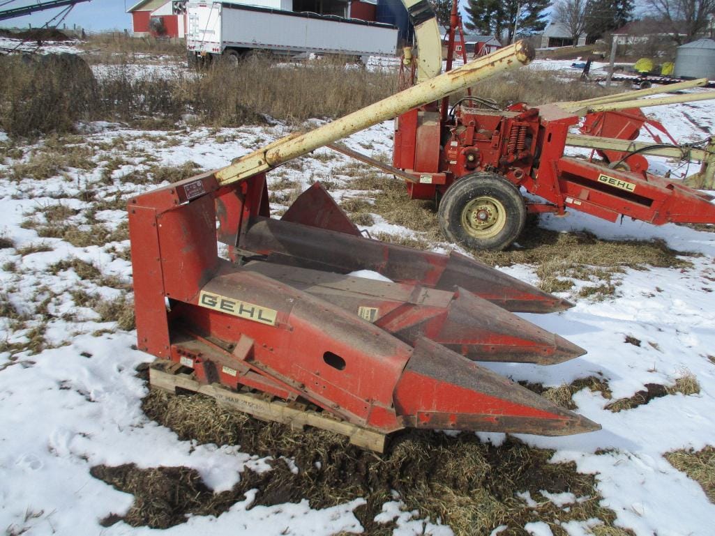 SOLD - Gehl 2 Row Chopper Corn Head Harvesting with 2 Rows | Tractor Zoom