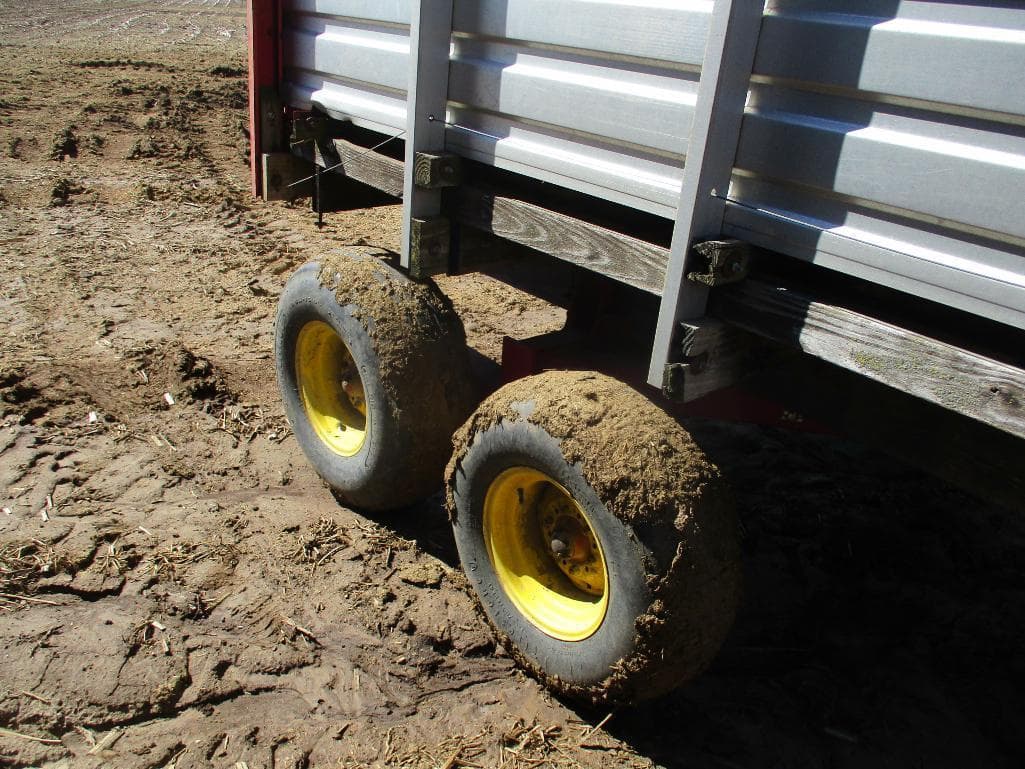 Gehl 970 Harvesting Forage Wagons for Sale | Tractor Zoom