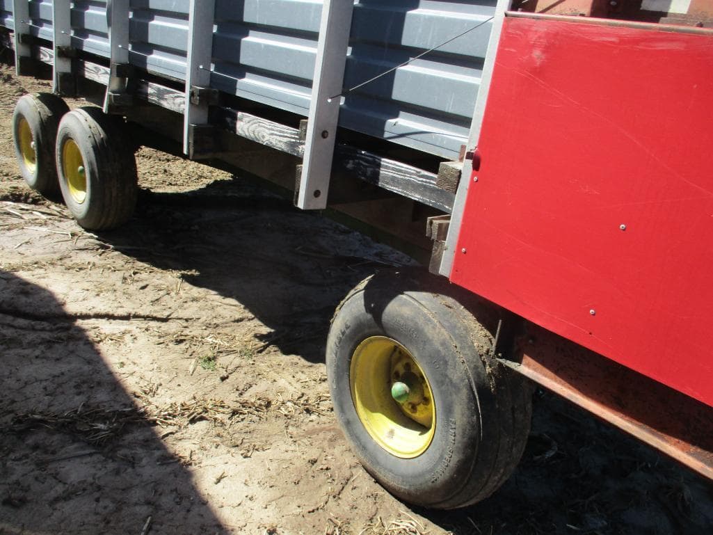 Gehl 970 Harvesting Forage Wagons for Sale | Tractor Zoom