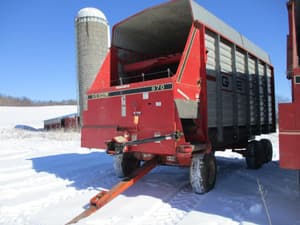 SOLD - Gehl 970 Chopper Box SN: 46202 Harvesting | Tractor Zoom