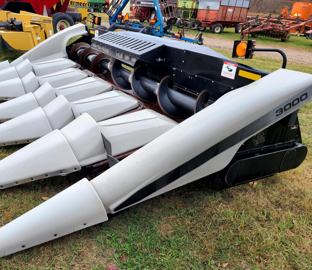 SOLD - Gleaner 3000 Harvesting with 6 Rows | Tractor Zoom