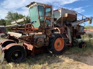 SOLD - Gleaner G Combine Combines with --- Hrs | Tractor Zoom
