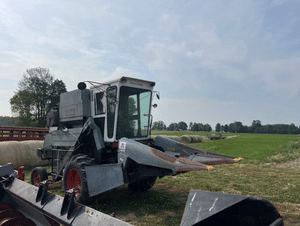 SOLD - Gleaner K Combines with --- Hrs | Tractor Zoom