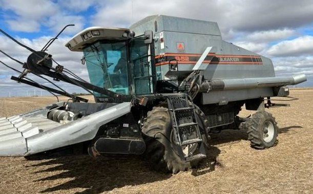 SOLD - Gleaner R52 Combines with 1,898 Hrs | Tractor Zoom