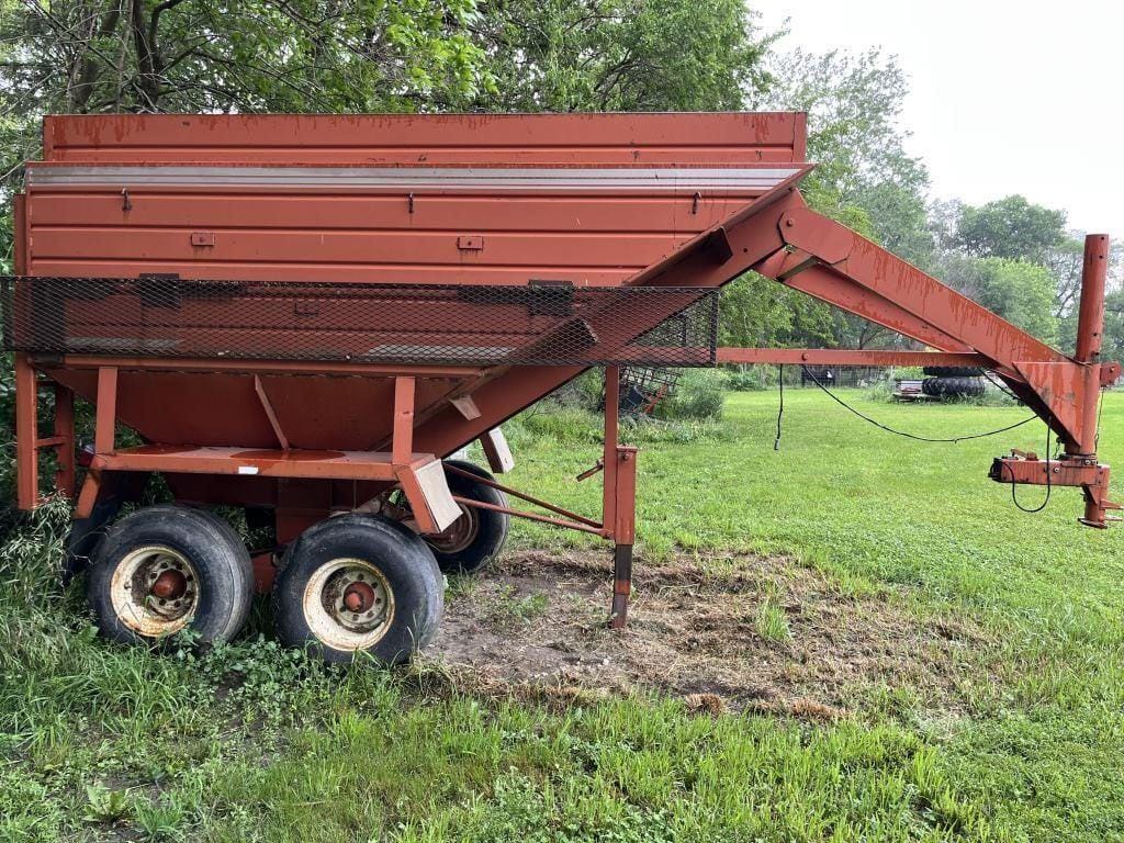 Sherwood Auction Service LLC in Michigan | Tractor Zoom