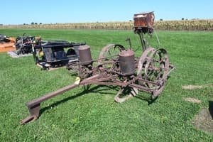 SOLD - IH 2 row antique planter Planting with 2 Rows | Tractor Zoom