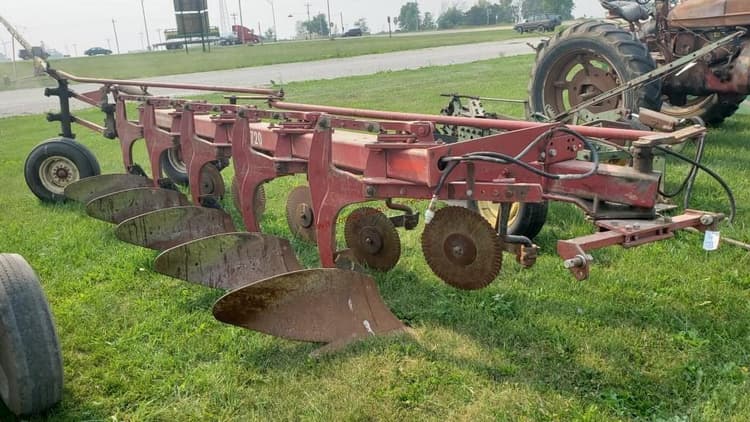 SOLD - International Harvester 720 Tillage Plows | Tractor Zoom