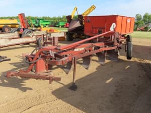 SOLD - IHC 550 Plow # Tillage with 5 Bottoms | Tractor Zoom
