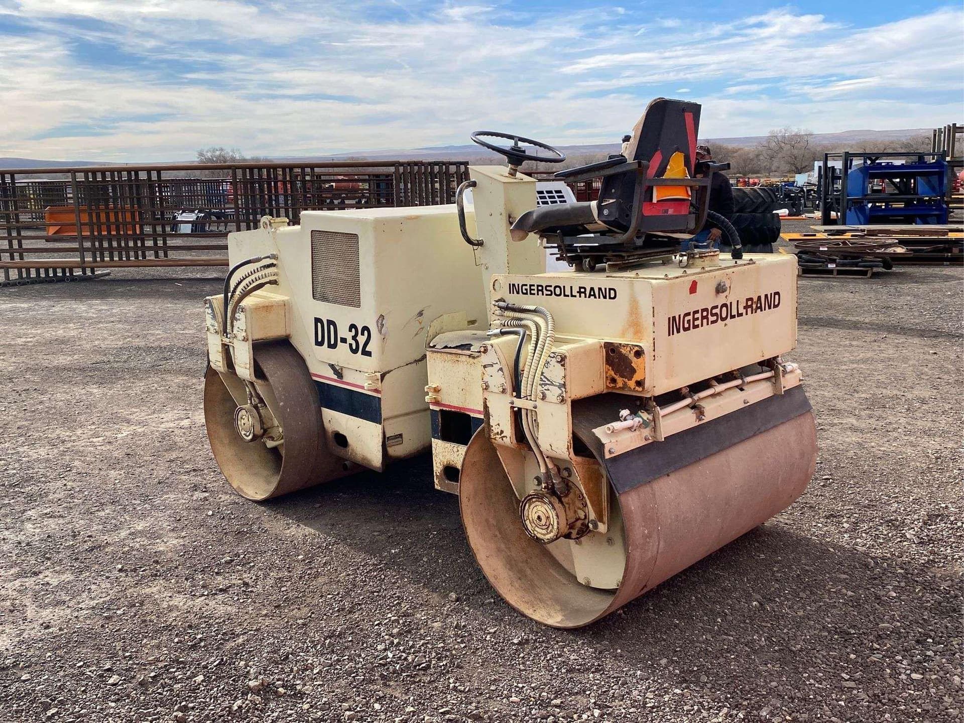 Tractor Zoom - Ingersoll Rand DD-32