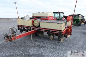 SOLD - Int 800 6 row planter Planting with 6 Rows | Tractor Zoom