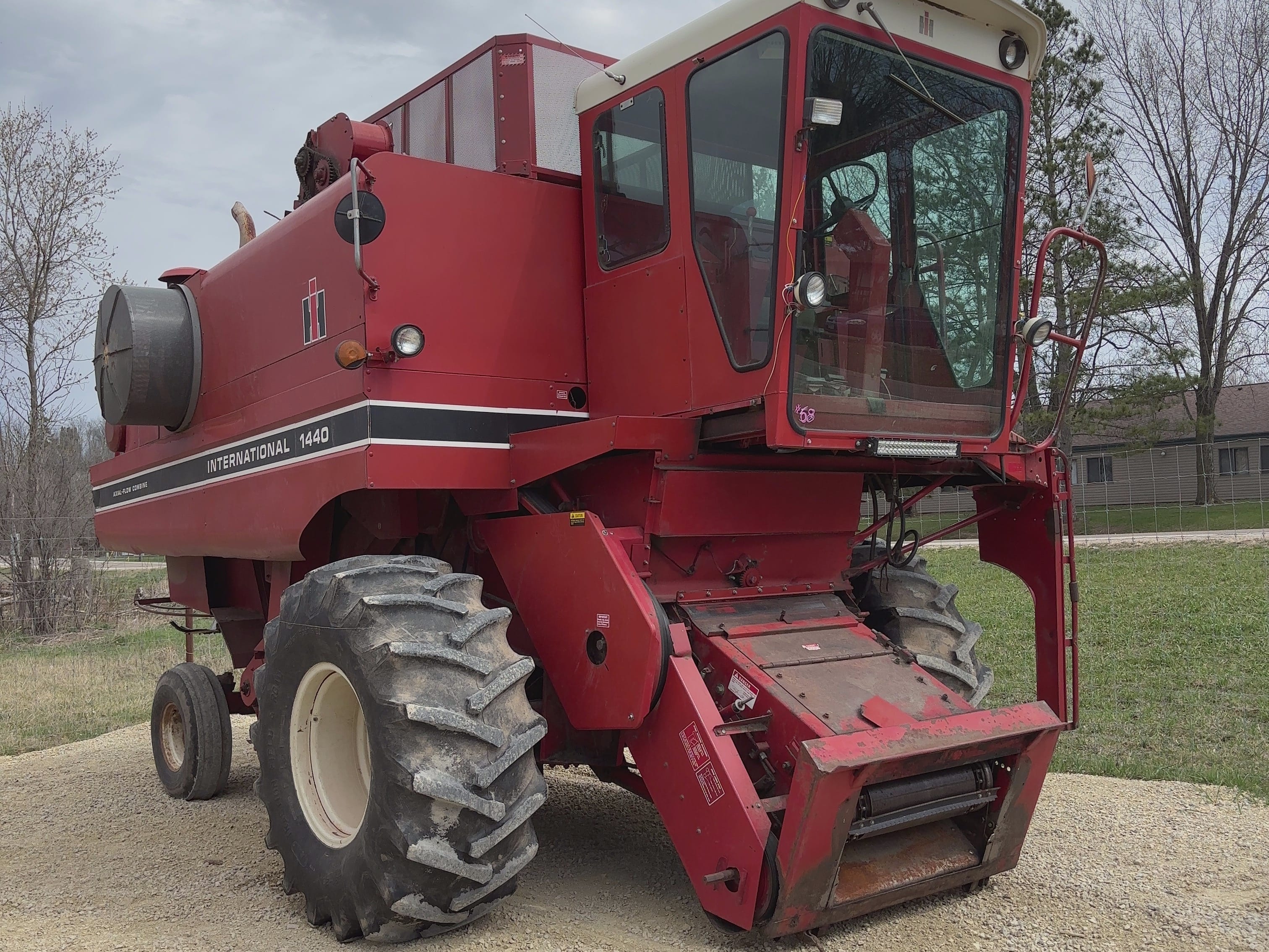 SOLD - INTERNATIONAL 1440 COMBINE Combines with 4,374 Hrs | Tractor Zoom