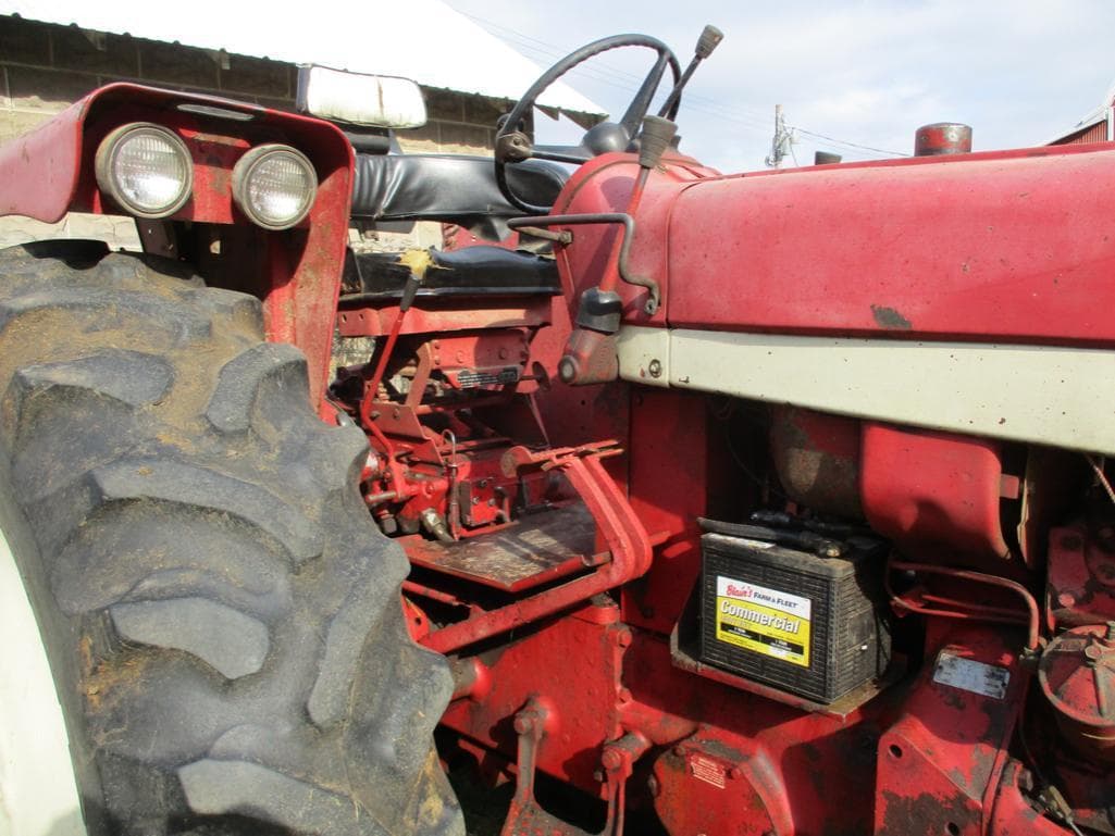 Tractor Zoom - International Harvester 656