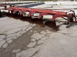 SOLD - International 700 Turning Plow Tillage with 6 Bottoms | Tractor Zoom