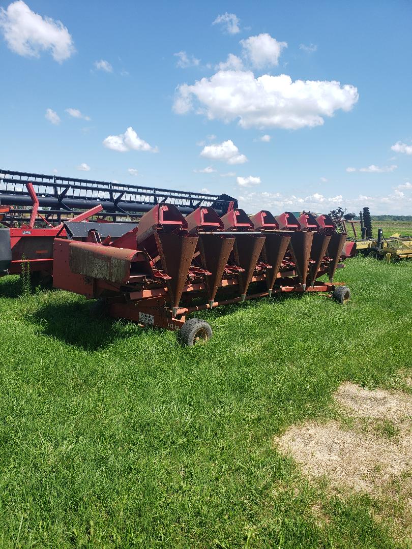 SOLD - International Harvester 983 Harvesting with 6 Rows | Tractor Zoom