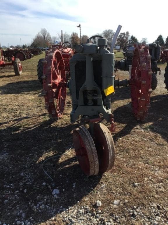 Tractor Zoom - Farmall F-12