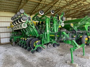SOLD - JD 1795 16/32 SPLITTER PLANTER Planting with 16 Rows | Tractor Zoom