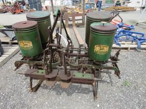 SOLD - JD 246 3Pt 2R Cornplanter Planting with 2 Rows | Tractor Zoom