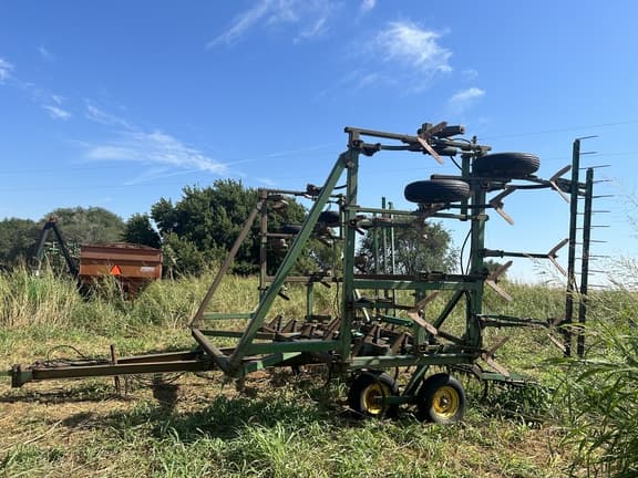 John Deere 1610 Tillage Chisel Plows for Sale | Tractor Zoom