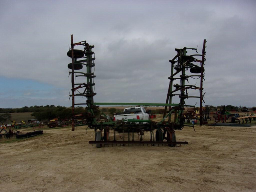 John Deere 1610 Tillage Chisel Plows for Sale | Tractor Zoom