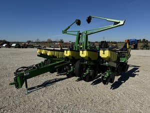 SOLD - John Deere 1760 Lot No. 370 Planting with 12 Rows | Tractor Zoom