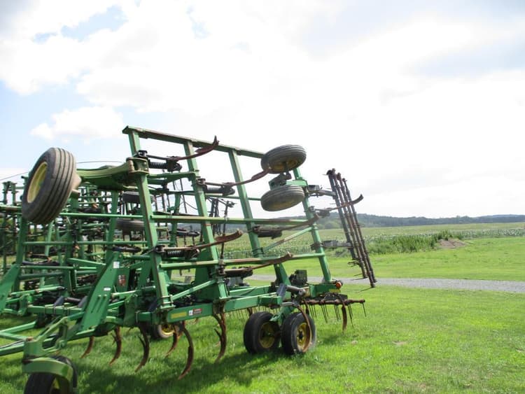 John Deere 2400 Tillage Chisel Plows for Sale | Tractor Zoom