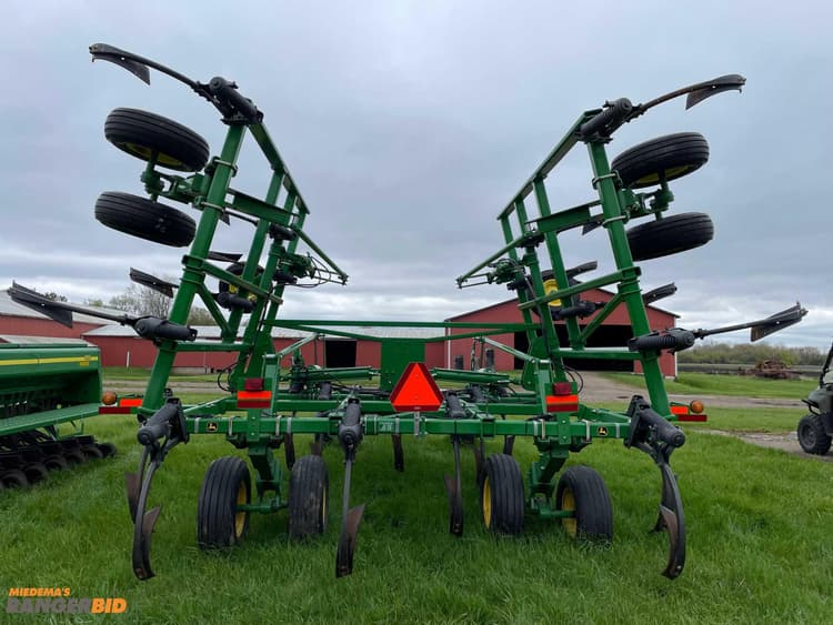 John Deere 2410 Tillage Chisel Plows for Sale | Tractor Zoom