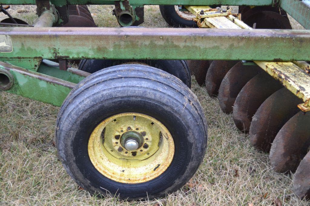 Tractor Zoom - John Deere 330