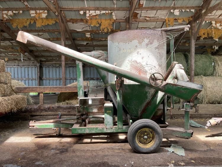 SOLD - John Deere 400 Hay and Forage Grinders/Mixers | Tractor Zoom