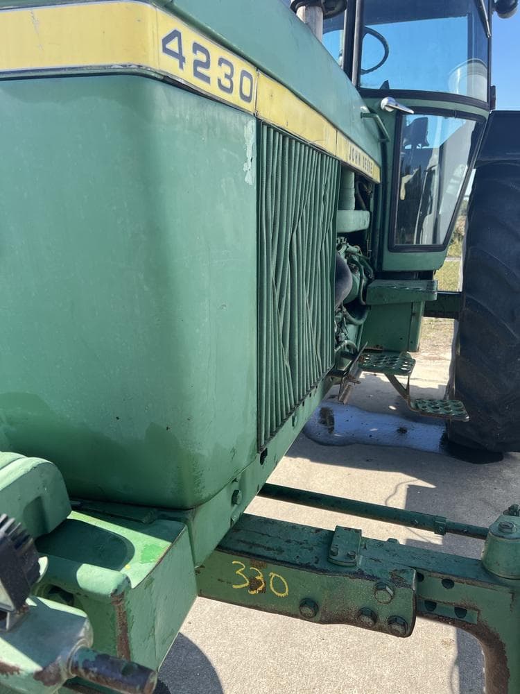 Tractor Zoom - John Deere 4230