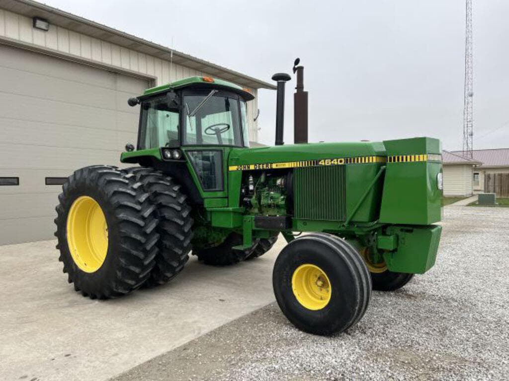 Tractor Zoom - 1982 John Deere 4640