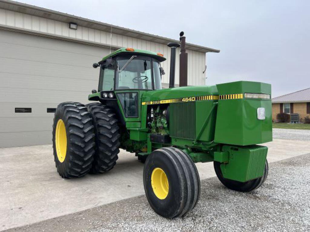 Tractor Zoom - 1982 John Deere 4640