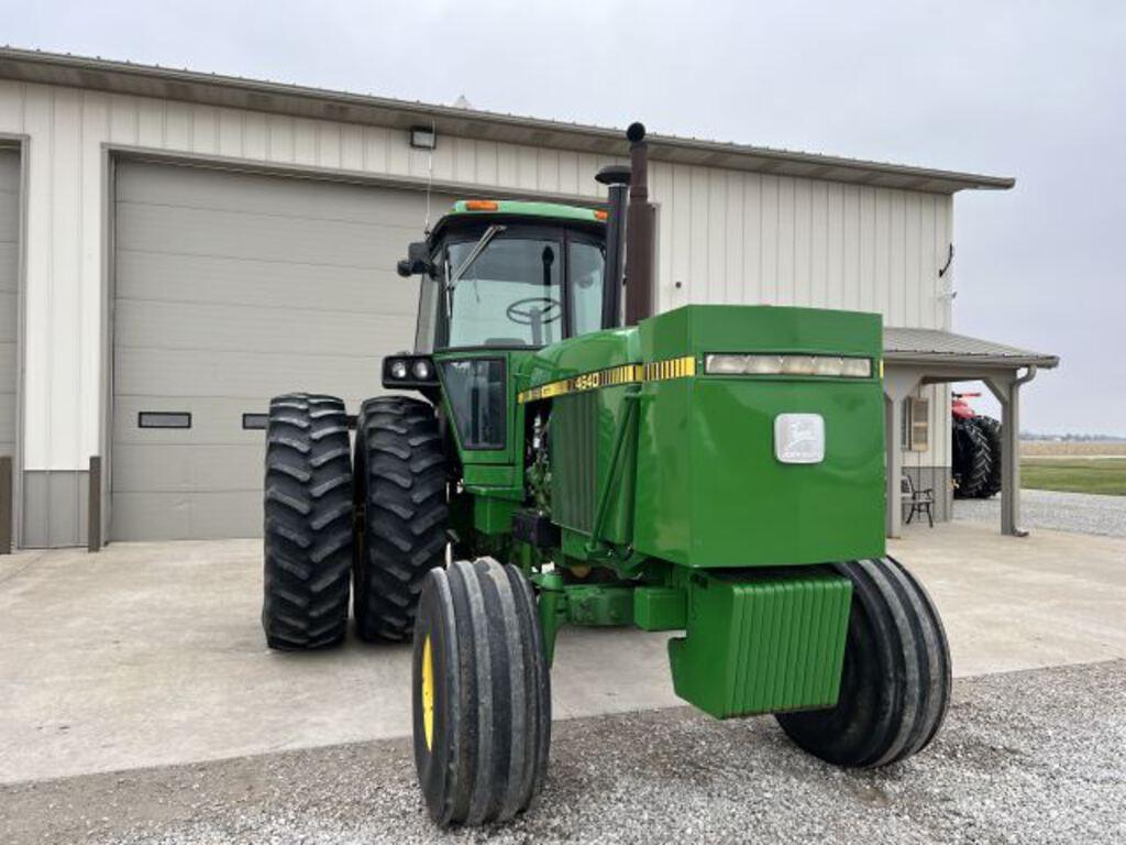 Tractor Zoom - 1982 John Deere 4640