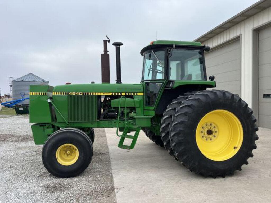 Tractor Zoom - 1982 John Deere 4640