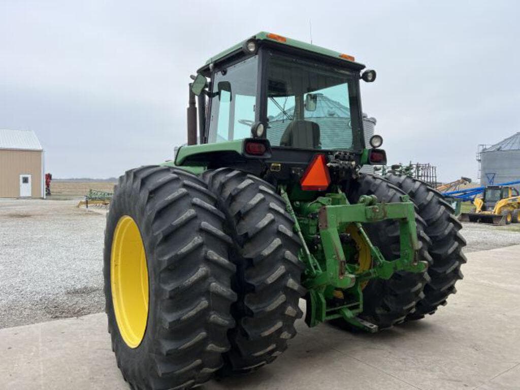 Tractor Zoom - 1982 John Deere 4640
