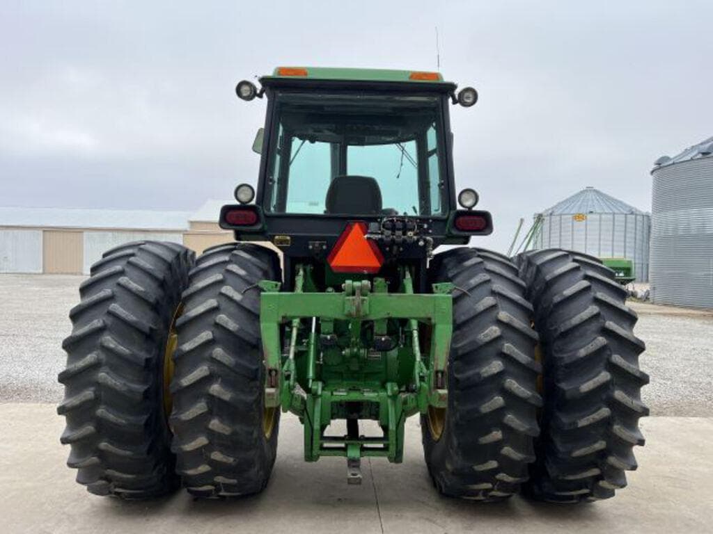 Tractor Zoom - 1982 John Deere 4640