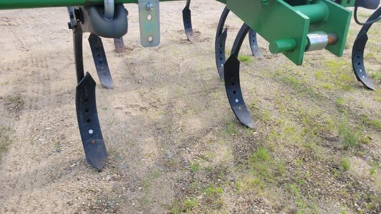 John Deere 610 Tillage Chisel Plows for Sale | Tractor Zoom