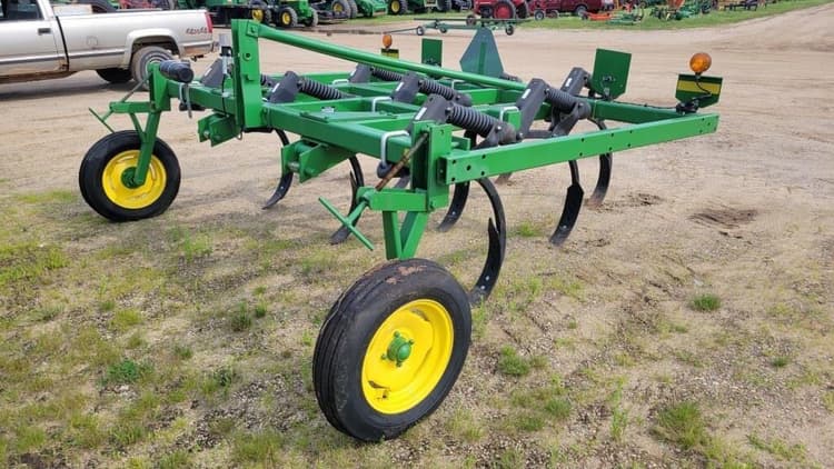 John Deere 610 Tillage Chisel Plows for Sale | Tractor Zoom
