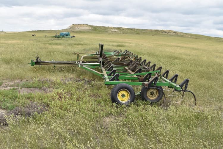 John Deere 610 Tillage Chisel Plows for Sale | Tractor Zoom