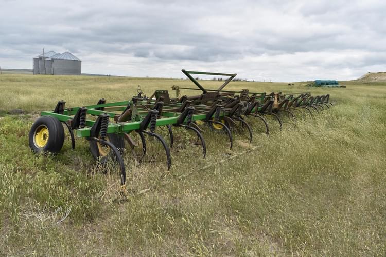 John Deere 610 Tillage Chisel Plows for Sale | Tractor Zoom