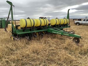 SOLD - John Deere 7200 8 Row Narrow Planter Planting with 8 Rows ...