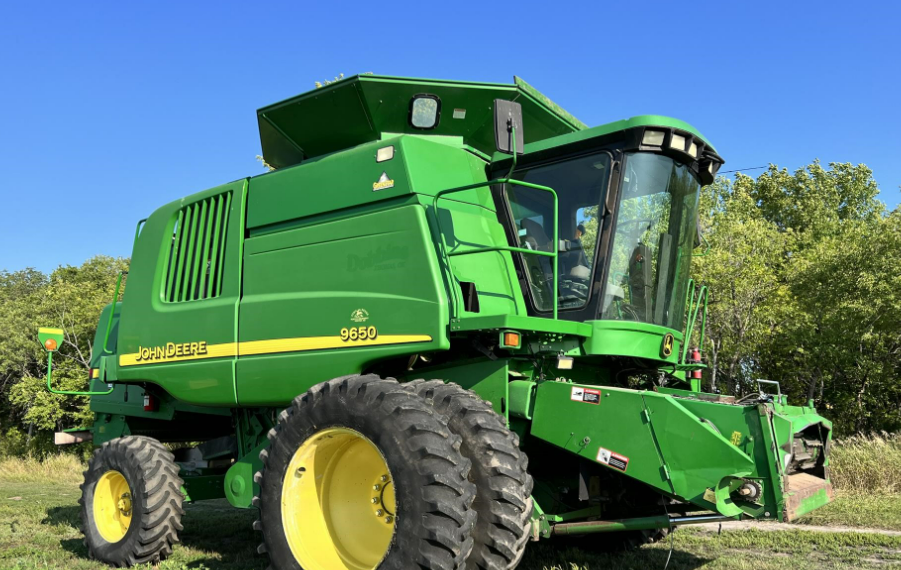 SOLD - John Deere 9560 Combines with 4,600 Hrs | Tractor Zoom
