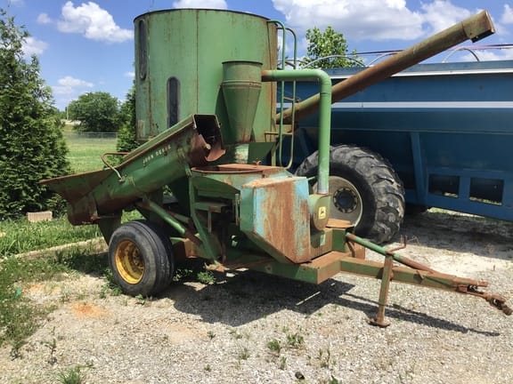SOLD - John Deere 400 Hay and Forage Grinders/Mixers | Tractor Zoom